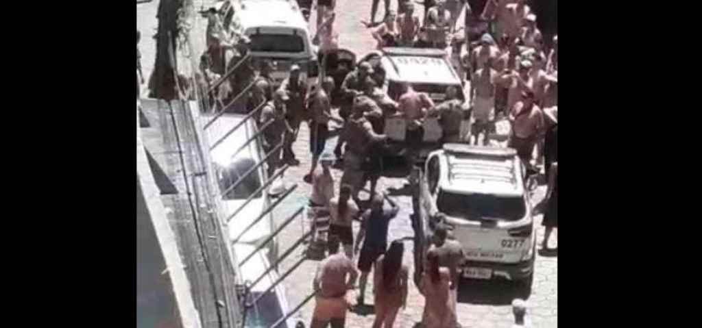 Policiais são aplaudidos após prenderem homens que agrediram casal na ... Policiais são aplaudidos após prenderem homens que agrediram casal na ...